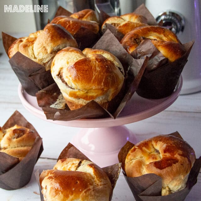 Mini cozonaci cu nucă și fistic / Madeline.ro